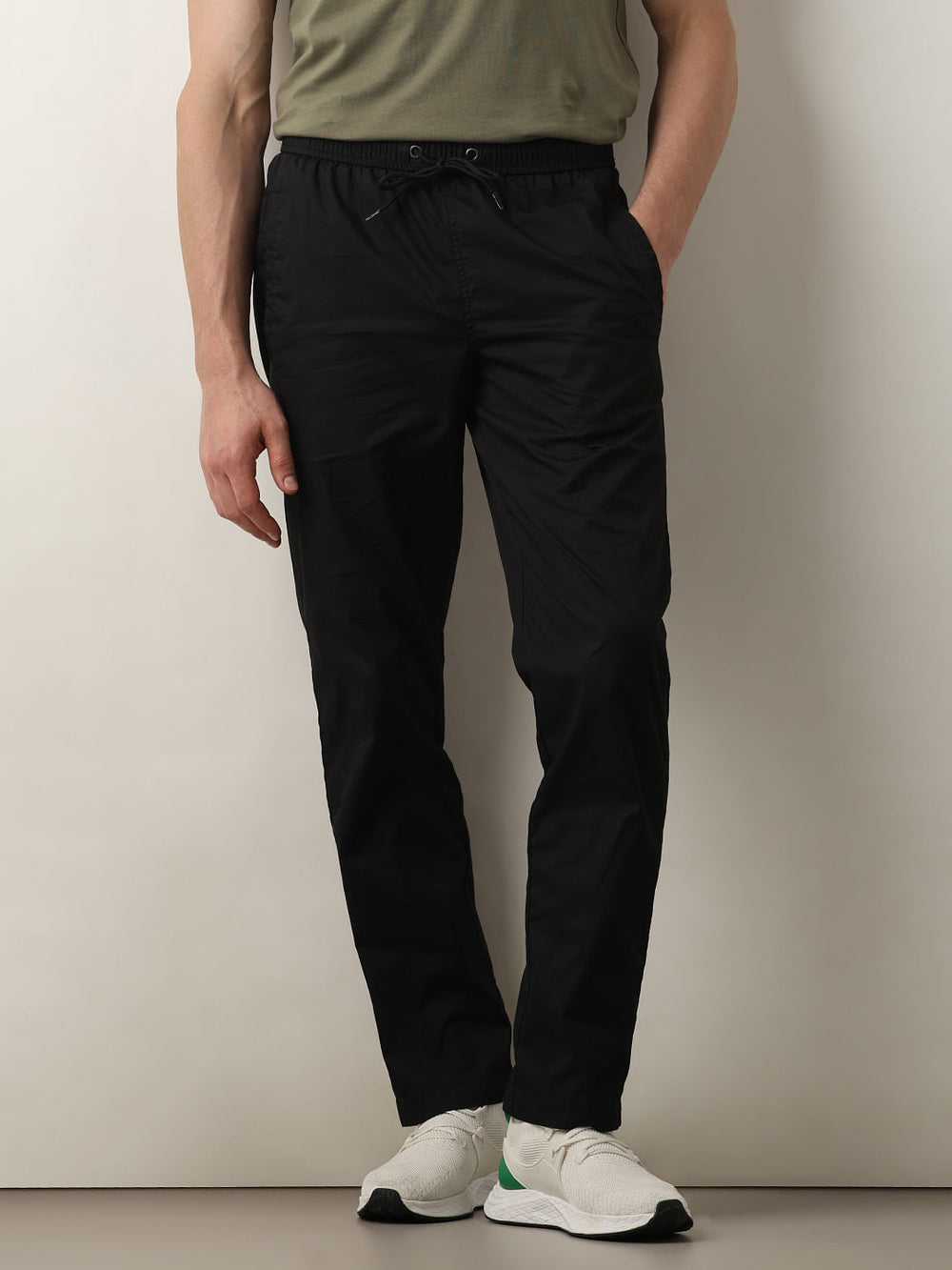 Buy Black Mid Rise Straight Fit Pants for Men Online